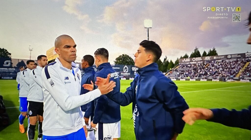 O cumprimento muito azedo entre Pepe e Colombatto - Futebol Divertido O cumprimento muito azedo entre Pepe e Colombatto - Futebol Divertido